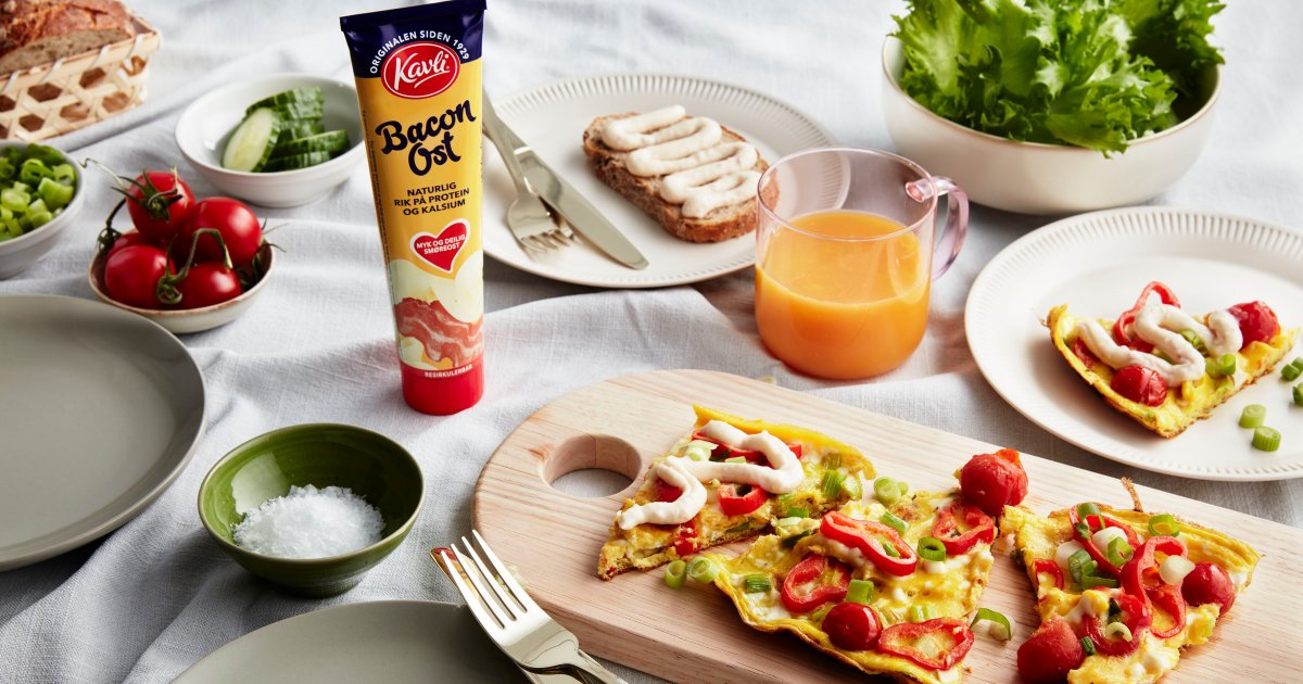 Frokostomelett med baconost, paprika og vårløk - Kavli